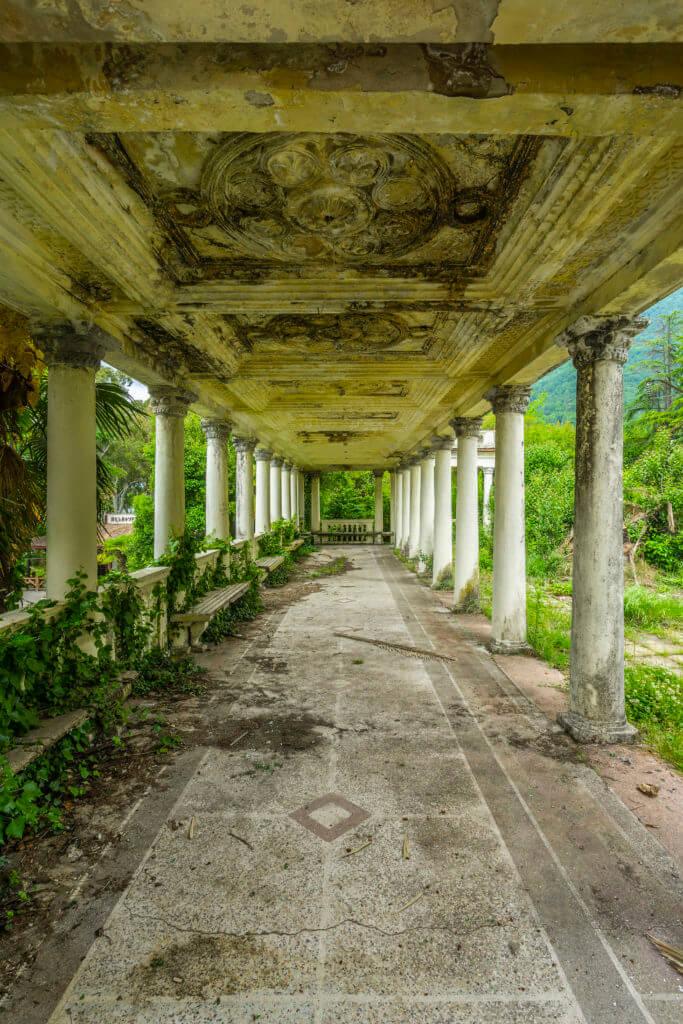 endless waiting Kunstdruck Abchasien Bahnhof Ruine